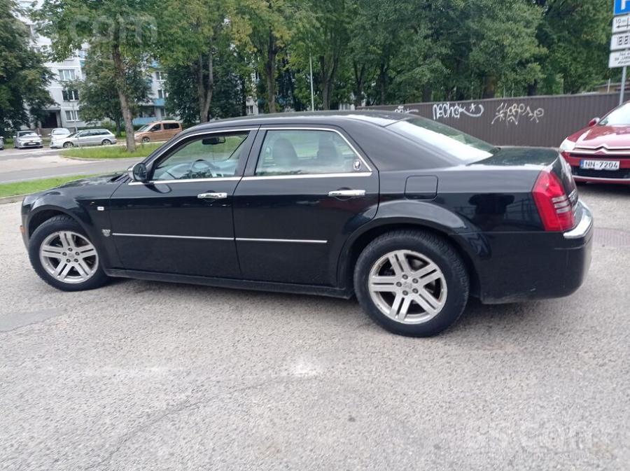Black Chrysler 300C 2007 in Riga, with an engine capacity of 3.00 L and mileage of 236 thousand km for 3650 €, photo 6 on AUTOMOTO.COM.LV