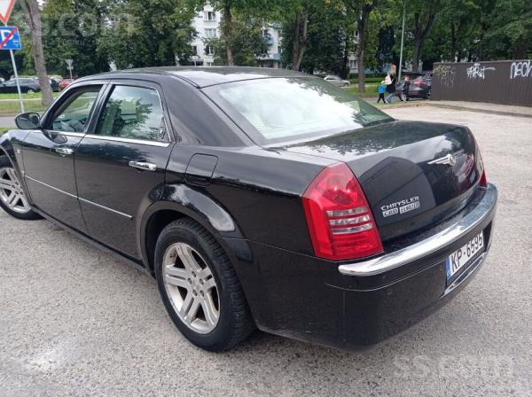 Black Chrysler 300C 2007 in Riga, with an engine capacity of 3.00 L and mileage of 236 thousand km for 3650 €, photo 7 on AUTOMOTO.COM.LV