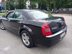 Black Chrysler 300C 2007 in Riga, with an engine capacity of 3.00 L and mileage of 236 thousand km for 3650 €, photo 7 on AUTOMOTO.COM.LV