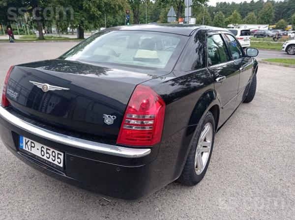 Black Chrysler 300C 2007 in Riga, with an engine capacity of 3.00 L and mileage of 236 thousand km for 3650 €, photo 8 on AUTOMOTO.COM.LV