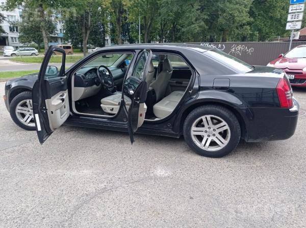 Black Chrysler 300C 2007 in Riga, with an engine capacity of 3.00 L and mileage of 236 thousand km for 3650 €, photo 9 on AUTOMOTO.COM.LV