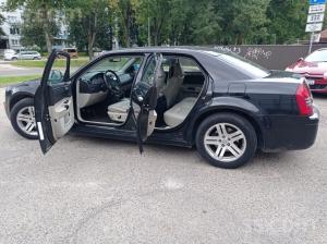 Black Chrysler 300C 2007 in Riga, with an engine capacity of 3.00 L and mileage of 236 thousand km for 3650 €, photo 9 on AUTOMOTO.COM.LV
