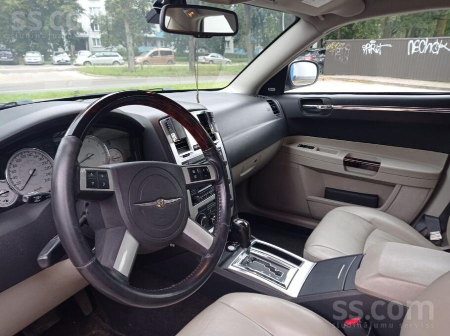 Black Chrysler 300C 2007 in Riga, with an engine capacity of 3.00 L and mileage of 236 thousand km for 3650 €, photo 11 on AUTOMOTO.COM.LV