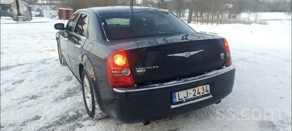 Melns Chrysler 300C 2008 Talsi, ar dzinēja tilpumu 3.00 L un nobraukumu 263 tūkst. km par 3500 €, foto 5 vietnē AUTOMOTO.COM.LV