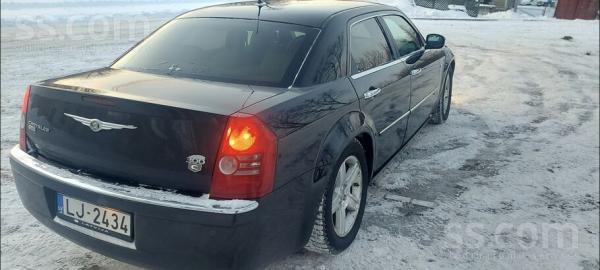 Melns Chrysler 300C 2008 Talsi, ar dzinēja tilpumu 3.00 L un nobraukumu 263 tūkst. km par 3500 €, foto 6 vietnē AUTOMOTO.COM.LV