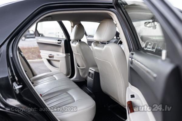 Melns Chrysler 300C 2008 Tallina, ar dzinēja tilpumu 3.00 L un nobraukumu 251 tūkst. km par 3990 €, foto 10 vietnē AUTOMOTO.COM.LV