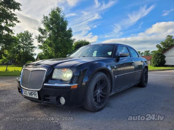 Melns Chrysler 300C 2008 Tallina, ar dzinēja tilpumu 3.00 L un nobraukumu 299 tūkst. km par 1250 €, foto 2 vietnē AUTOMOTO.COM.LV