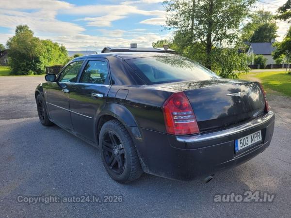 Melns Chrysler 300C 2008 Tallina, ar dzinēja tilpumu 3.00 L un nobraukumu 299 tūkst. km par 1250 €, foto 4 vietnē AUTOMOTO.COM.LV