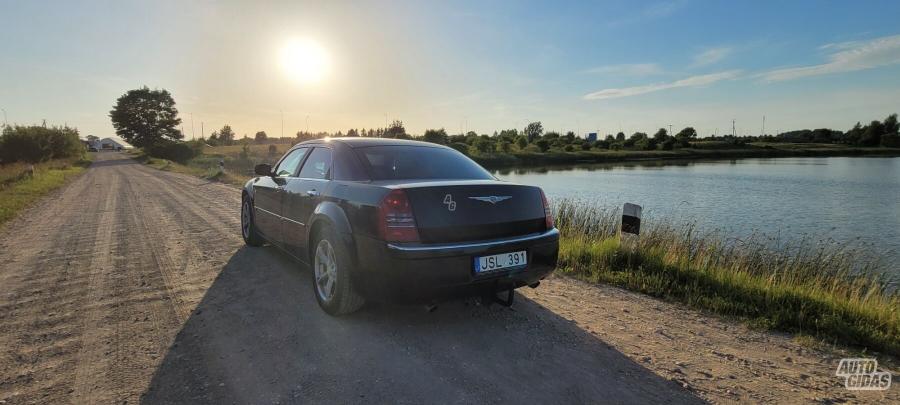 Black Chrysler 300C 2008 in Vilnius, with an engine capacity of 3.00 L and mileage of 268 thousand km for 2850 €, photo 4 on AUTOMOTO.COM.LV