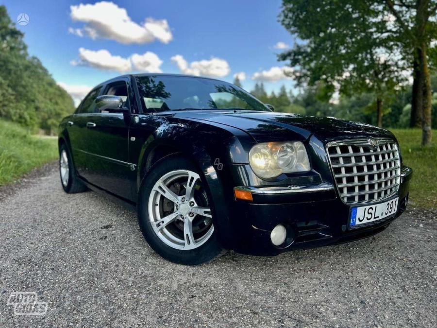 Black Chrysler 300C 2008 in Vilnius, with an engine capacity of 3.00 L and mileage of 268 thousand km for 2850 €, photo 6 on AUTOMOTO.COM.LV