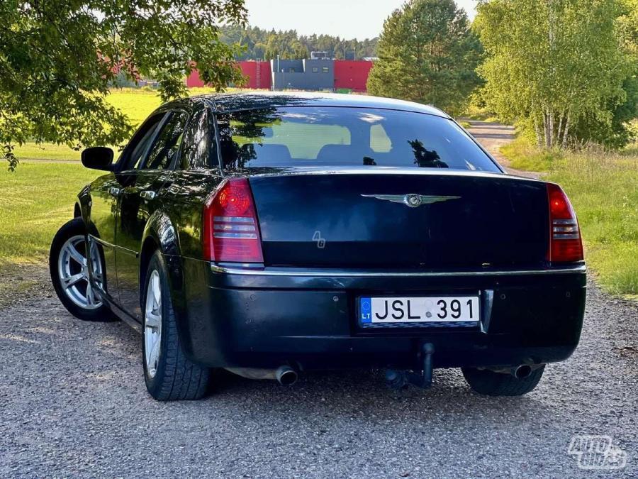 Black Chrysler 300C 2008 in Vilnius, with an engine capacity of 3.00 L and mileage of 268 thousand km for 2850 €, photo 7 on AUTOMOTO.COM.LV