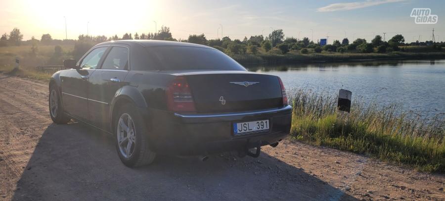 Black Chrysler 300C 2008 in Vilnius, with an engine capacity of 3.00 L and mileage of 268 thousand km for 2850 €, photo 8 on AUTOMOTO.COM.LV