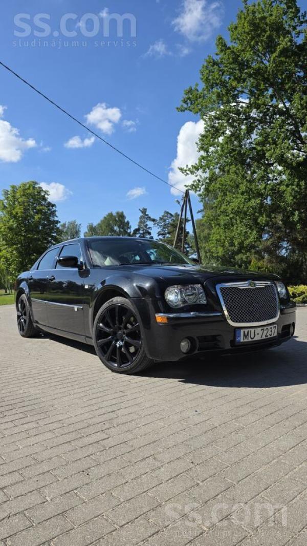 Melns Chrysler 300C 2008 Ventspils, ar dzinēja tilpumu 3.00 L un nobraukumu 240 tūkst. km par 5600 €, foto 1 vietnē AUTOMOTO.COM.LV