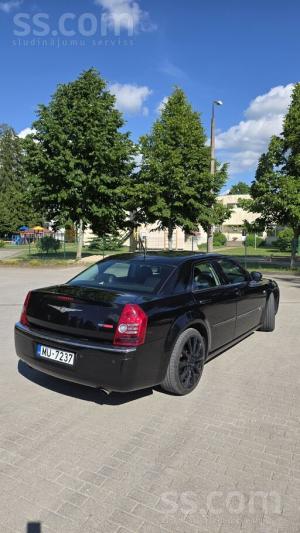 Melns Chrysler 300C 2008 Ventspils, ar dzinēja tilpumu 3.00 L un nobraukumu 240 tūkst. km par 5600 €, foto 5 vietnē AUTOMOTO.COM.LV