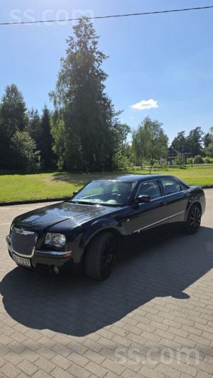Melns Chrysler 300C 2008 Ventspils, ar dzinēja tilpumu 3.00 L un nobraukumu 240 tūkst. km par 5600 €, foto 8 vietnē AUTOMOTO.COM.LV