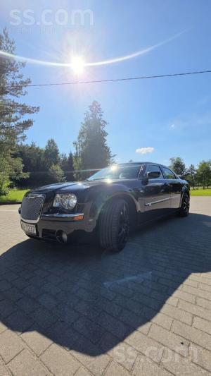 Melns Chrysler 300C 2008 Ventspils, ar dzinēja tilpumu 3.00 L un nobraukumu 240 tūkst. km par 5600 €, foto 9 vietnē AUTOMOTO.COM.LV