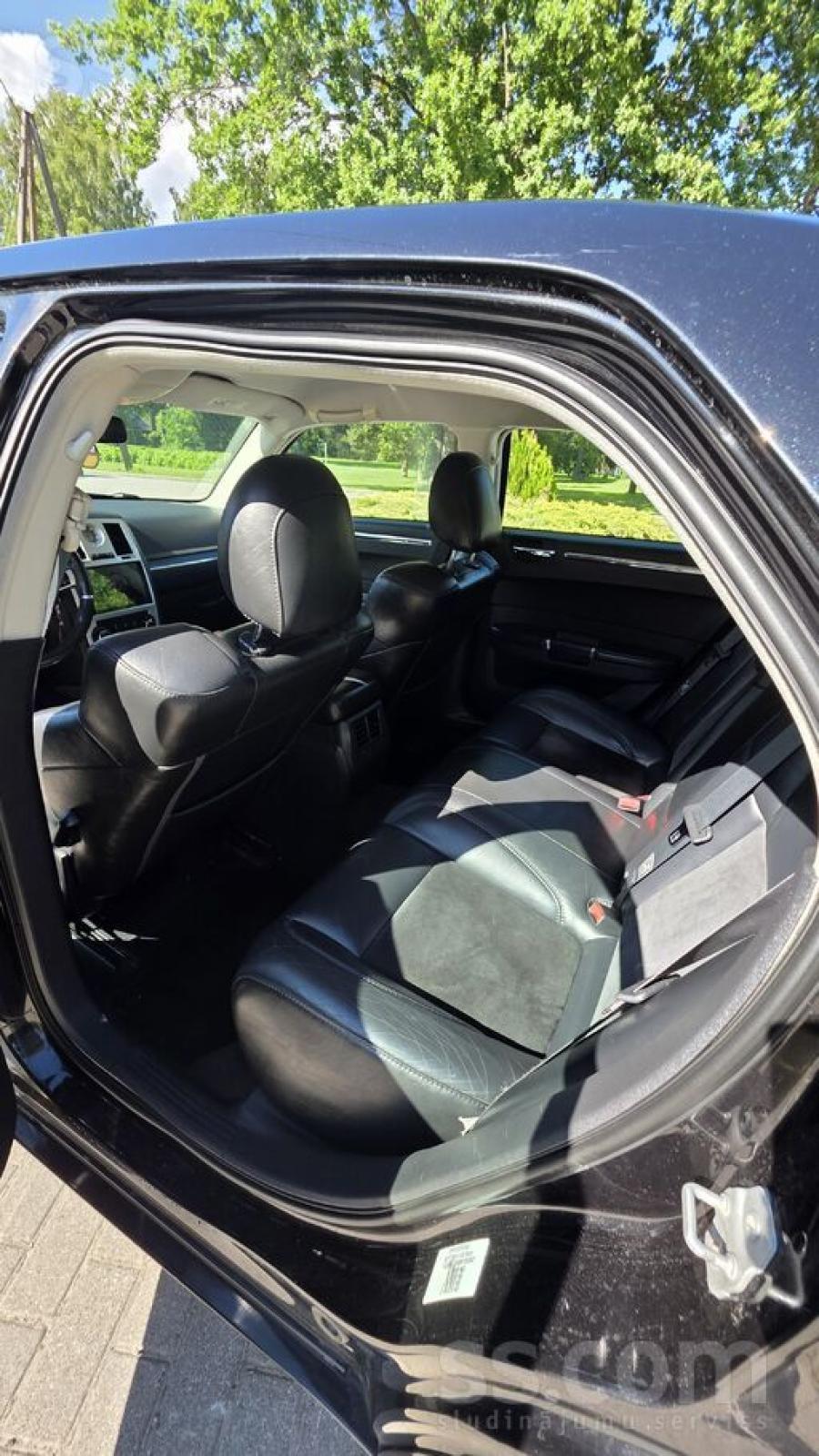Melns Chrysler 300C 2008 Ventspils, ar dzinēja tilpumu 3.00 L un nobraukumu 240 tūkst. km par 5600 €, foto 11 vietnē AUTOMOTO.COM.LV