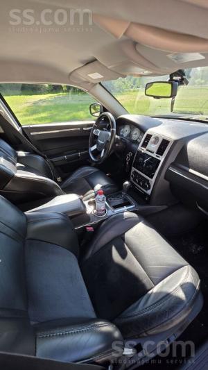 Melns Chrysler 300C 2008 Ventspils, ar dzinēja tilpumu 3.00 L un nobraukumu 240 tūkst. km par 5600 €, foto 12 vietnē AUTOMOTO.COM.LV
