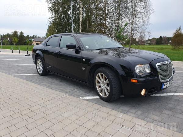 Melns Chrysler 300C 2008 Rīga, ar dzinēja tilpumu 2.70 L un nobraukumu 272 tūkst. km par 1200 €, foto 1 vietnē AUTOMOTO.COM.LV