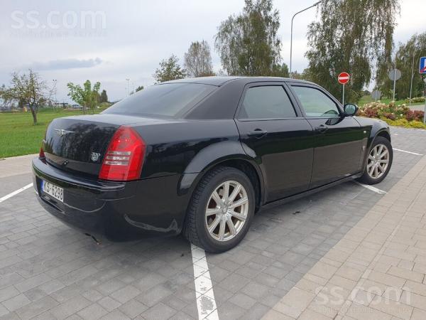 Melns Chrysler 300C 2008 Rīga, ar dzinēja tilpumu 2.70 L un nobraukumu 272 tūkst. km par 1200 €, foto 2 vietnē AUTOMOTO.COM.LV
