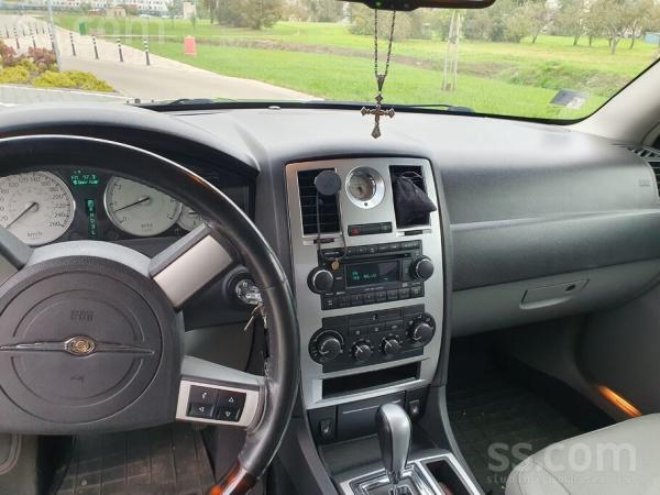 Melns Chrysler 300C 2008 Rīga, ar dzinēja tilpumu 2.70 L un nobraukumu 272 tūkst. km par 1200 €, foto 4 vietnē AUTOMOTO.COM.LV