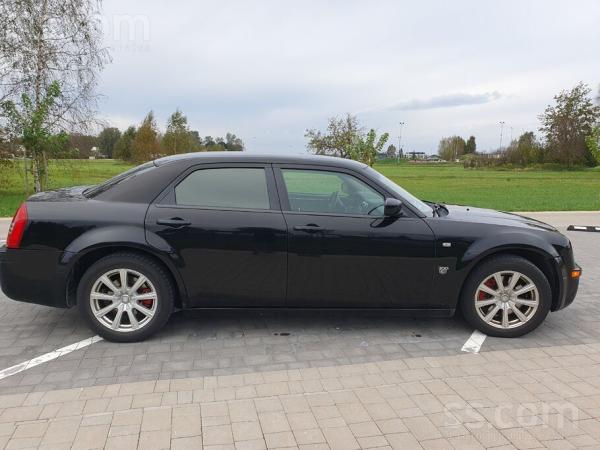Melns Chrysler 300C 2008 Rīga, ar dzinēja tilpumu 2.70 L un nobraukumu 272 tūkst. km par 1200 €, foto 5 vietnē AUTOMOTO.COM.LV