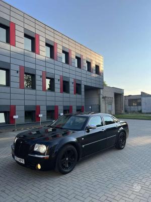 Black Chrysler 300C 2008 in Gargzdai, with an engine capacity of 2.99 L and mileage of 299 thousand km for 2200 €, photo 3 on AUTOMOTO.COM.LV
