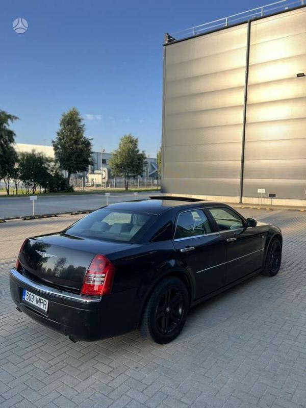 Black Chrysler 300C 2008 in Gargzdai, with an engine capacity of 2.99 L and mileage of 299 thousand km for 2200 €, photo 3 on AUTOMOTO.COM.LV