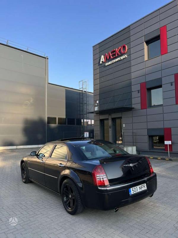 Black Chrysler 300C 2008 in Gargzdai, with an engine capacity of 2.99 L and mileage of 299 thousand km for 2200 €, photo 4 on AUTOMOTO.COM.LV
