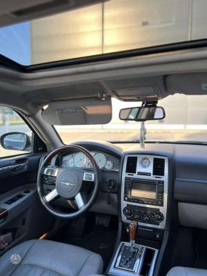 Black Chrysler 300C 2008 in Gargzdai, with an engine capacity of 2.99 L and mileage of 299 thousand km for 2200 €, photo 7 on AUTOMOTO.COM.LV