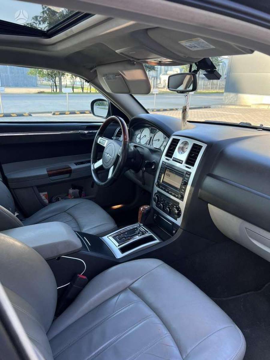 Black Chrysler 300C 2008 in Gargzdai, with an engine capacity of 2.99 L and mileage of 299 thousand km for 2200 €, photo 9 on AUTOMOTO.COM.LV