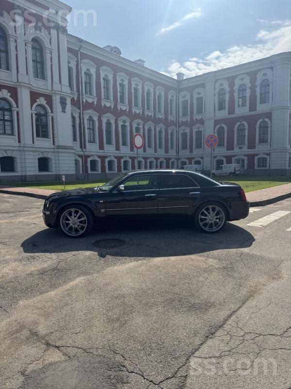 Black Chrysler 300C 2008 in Jelgava, with an engine capacity of 3.00 L and mileage of 313 thousand km for 5125 €, photo 1 on AUTOMOTO.COM.LV