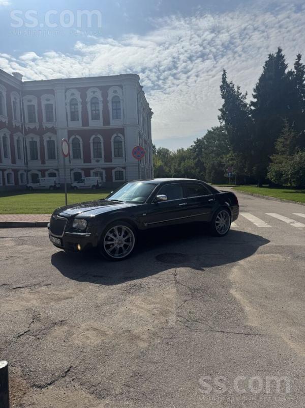 Black Chrysler 300C 2008 in Jelgava, with an engine capacity of 3.00 L and mileage of 313 thousand km for 5125 €, photo 2 on AUTOMOTO.COM.LV