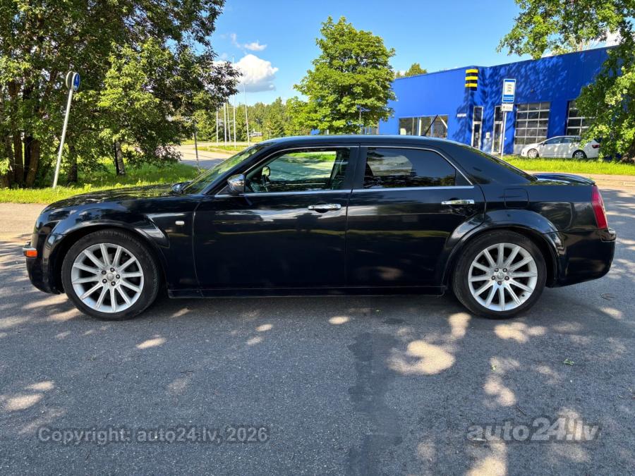 Melns Chrysler 300C 2009 Paide, ar dzinēja tilpumu 3.00 L un nobraukumu 259 tūkst. km par 2890 €, foto 4 vietnē AUTOMOTO.COM.LV