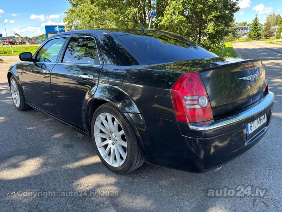 Melns Chrysler 300C 2009 Paide, ar dzinēja tilpumu 3.00 L un nobraukumu 259 tūkst. km par 2890 €, foto 5 vietnē AUTOMOTO.COM.LV