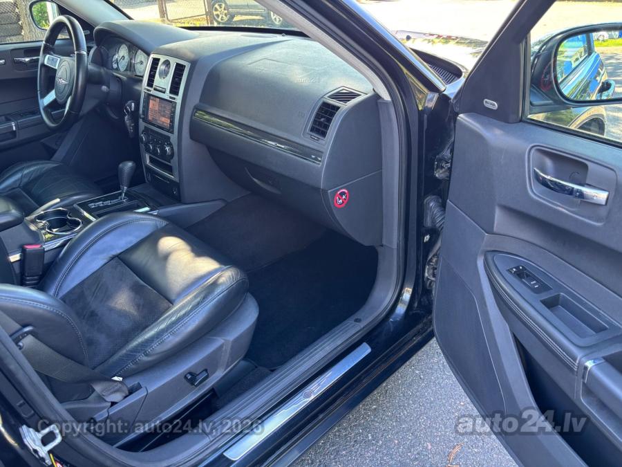 Melns Chrysler 300C 2009 Paide, ar dzinēja tilpumu 3.00 L un nobraukumu 259 tūkst. km par 2890 €, foto 9 vietnē AUTOMOTO.COM.LV