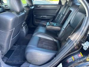 Melns Chrysler 300C 2009 Paide, ar dzinēja tilpumu 3.00 L un nobraukumu 259 tūkst. km par 2890 €, foto 14 vietnē AUTOMOTO.COM.LV