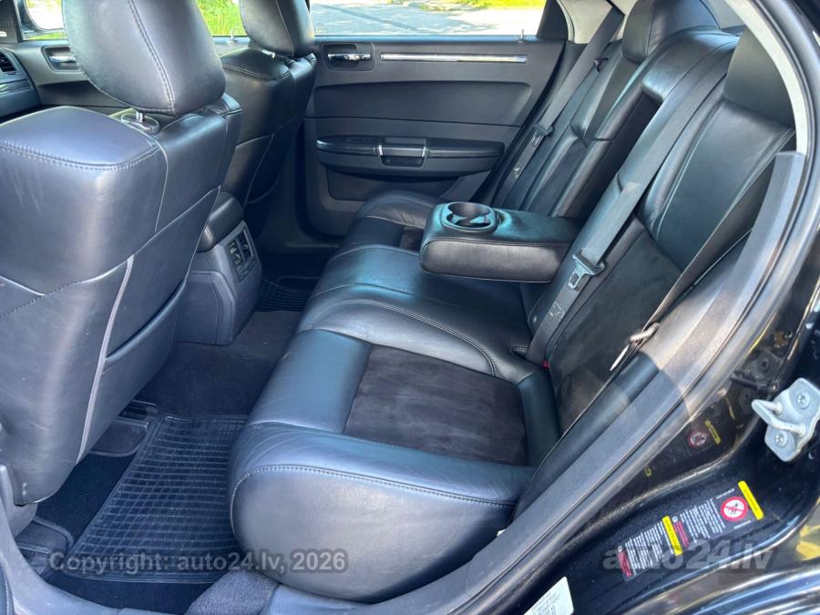 Melns Chrysler 300C 2009 Paide, ar dzinēja tilpumu 3.00 L un nobraukumu 259 tūkst. km par 2890 €, foto 14 vietnē AUTOMOTO.COM.LV