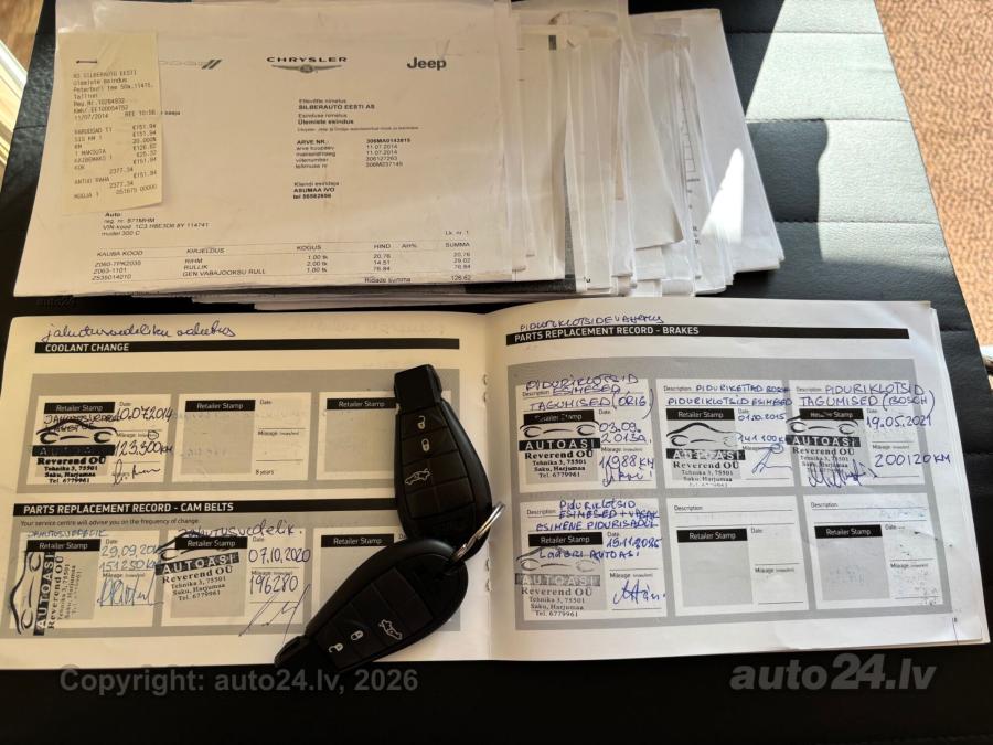 Melns Chrysler 300C 2009 Paide, ar dzinēja tilpumu 3.00 L un nobraukumu 259 tūkst. km par 2890 €, foto 27 vietnē AUTOMOTO.COM.LV