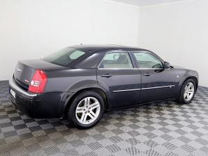 Black Chrysler 300C 2009 in Tallinn, with an engine capacity of 3.00 L and mileage of 347 thousand km for 2499 €, photo 4 on AUTOMOTO.COM.LV