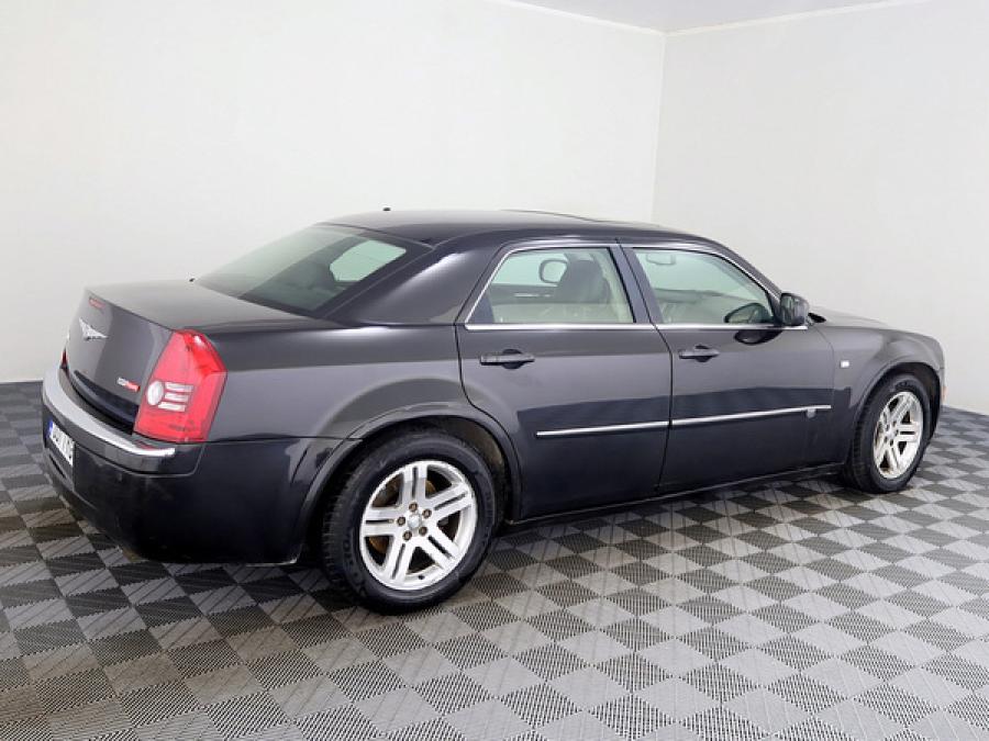 Black Chrysler 300C 2009 in Tallinn, with an engine capacity of 3.00 L and mileage of 347 thousand km for 2499 €, photo 4 on AUTOMOTO.COM.LV