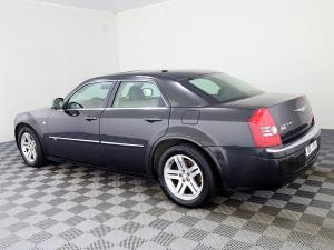 Black Chrysler 300C 2009 in Tallinn, with an engine capacity of 3.00 L and mileage of 347 thousand km for 2499 €, photo 5 on AUTOMOTO.COM.LV