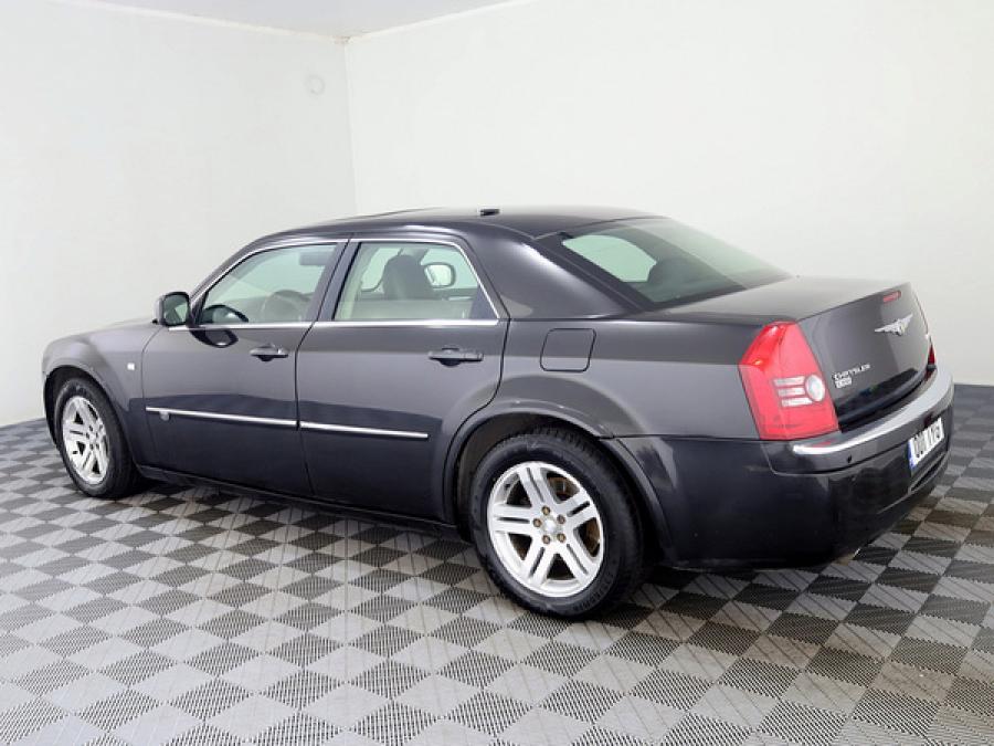 Black Chrysler 300C 2009 in Tallinn, with an engine capacity of 3.00 L and mileage of 347 thousand km for 2499 €, photo 5 on AUTOMOTO.COM.LV