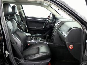 Black Chrysler 300C 2009 in Tallinn, with an engine capacity of 3.00 L and mileage of 347 thousand km for 2499 €, photo 7 on AUTOMOTO.COM.LV