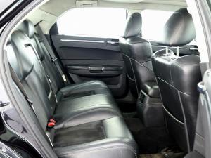 Black Chrysler 300C 2009 in Tallinn, with an engine capacity of 3.00 L and mileage of 347 thousand km for 2499 €, photo 8 on AUTOMOTO.COM.LV
