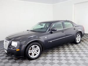 Black Chrysler 300C 2009 in Tallinn, with an engine capacity of 3.00 L and mileage of 347 thousand km for 2499 €, photo 12 on AUTOMOTO.COM.LV