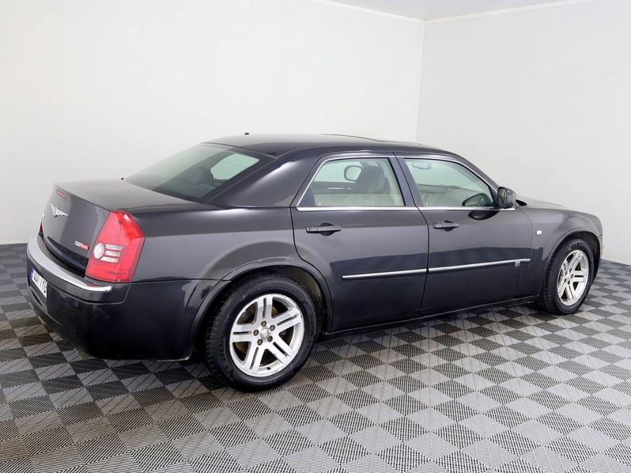 Black Chrysler 300C 2009 in Tallinn, with an engine capacity of 3.00 L and mileage of 347 thousand km for 2499 €, photo 13 on AUTOMOTO.COM.LV