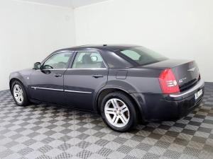 Black Chrysler 300C 2009 in Tallinn, with an engine capacity of 3.00 L and mileage of 347 thousand km for 2499 €, photo 14 on AUTOMOTO.COM.LV