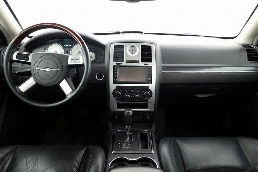 Black Chrysler 300C 2009 in Tallinn, with an engine capacity of 3.00 L and mileage of 347 thousand km for 2499 €, photo 15 on AUTOMOTO.COM.LV