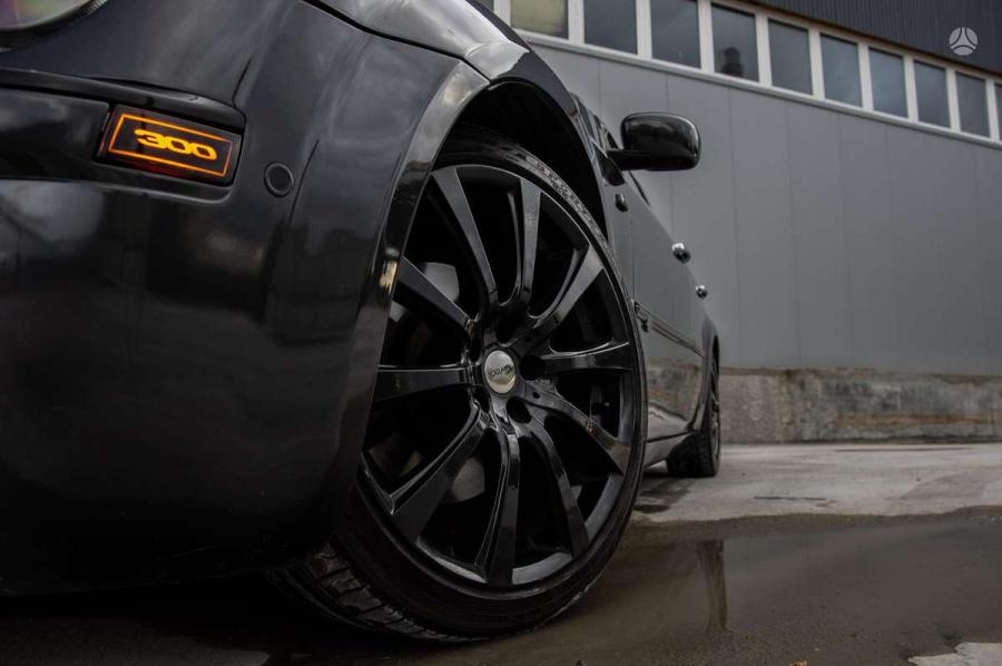 Melns Chrysler 300C 2010 Alīta, ar dzinēja tilpumu 3.00 L un nobraukumu 365 tūkst. km par 4500 €, foto 3 vietnē AUTOMOTO.COM.LV